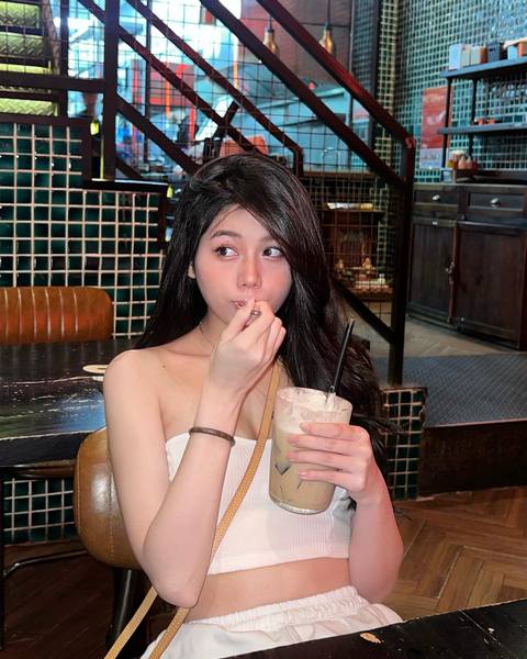 情色-越南正妹Vo Thuy Hang清純外型再搭配一對空靈大眼，根本讓人新清、性感一次get！ ...-情色-情趣No.1-PLAYNO.1玩樂達人